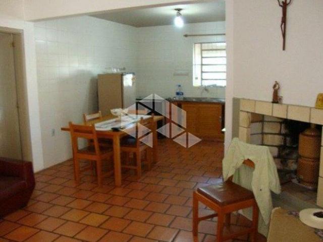 Bela casa de 03 dormitórios com 135m² privatios, lareira, dois banheiros, cinco vagas garagem