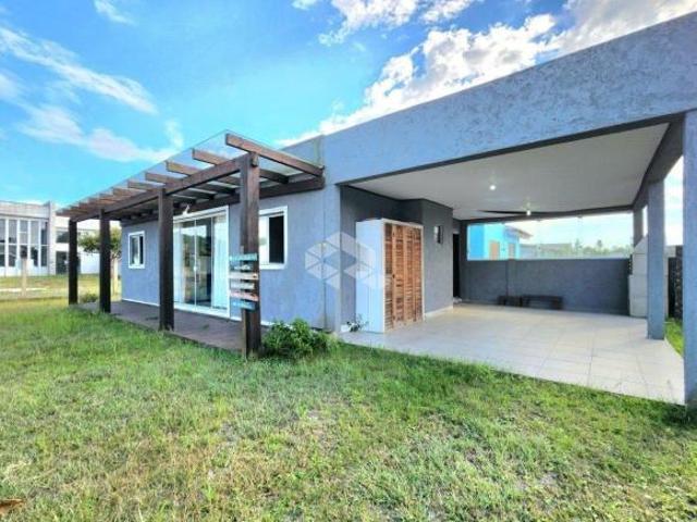 Linda Casa de 03 dormitórios em Capão Novo