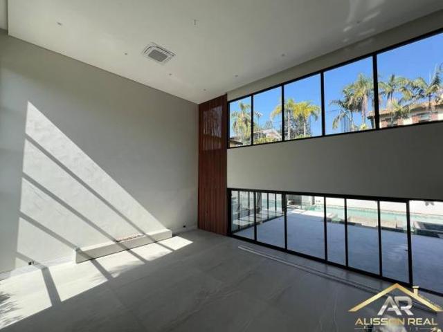 Linda Casa de 1.120m²| 5 Suítes| 10 Vagas Cobertas| Piscina em Alphaville