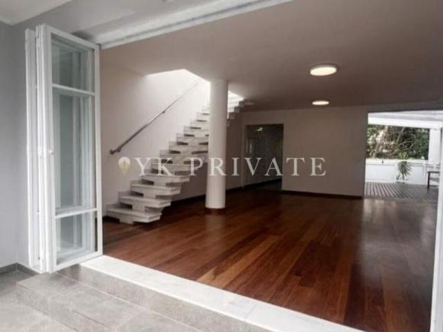 Linda casa de 240m² com 3 dormitórios, 1 suíte, 3 banheiros e 2 vagas