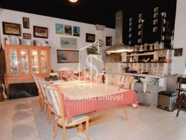 LINDA CASA DE 335M² COM 3 SUÍTES, 6 BANHEIROS, VARANDA E 2 VAGAS LOCALIZADA EM VILA BUTANTÃ