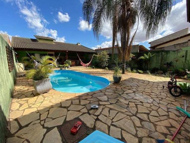 Linda casa de 3 quartos, uma suíte e lazer com churrasqueira e piscina