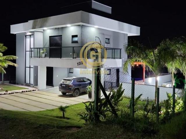 Linda Casa de 450 metros quadrados, 3 Suítes, piscina aquecida, hidro e churrasqueira em Condomínio