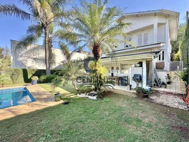 Linda Casa de 496m² c\ 4 Sts, Piscina, Lareira e Vista na Granja Viana