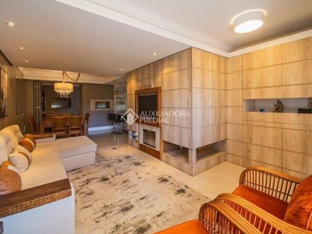 Linda casa de 4 quartos à venda no Moinhos de Vento