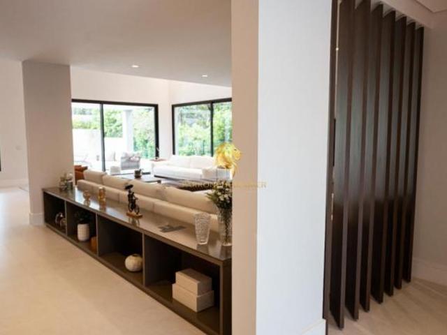 Linda Casa de 640m² no Residencial 18 do Forte Alphaville