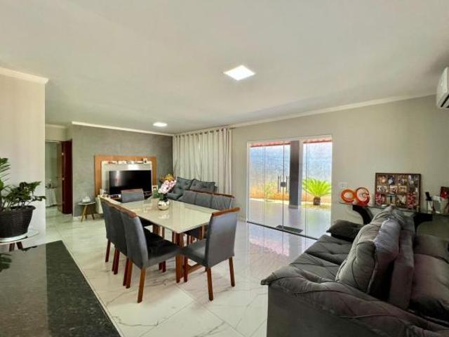 Linda casa de 800 m² e três suítes em Arniqueiras