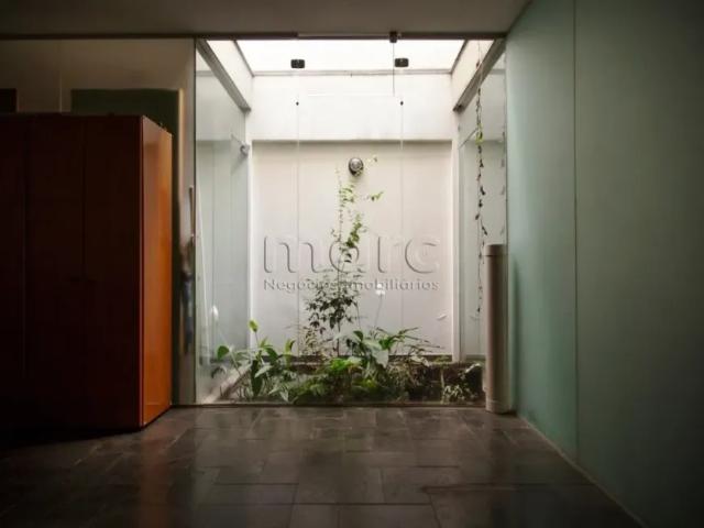 Linda casa disponível em Indianópolis com 200m², podendo ser comercial ou residencial, com 2 vagas d