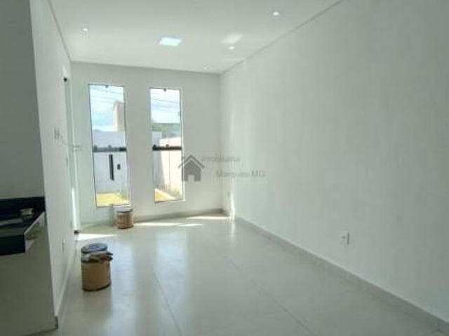 LINDA CASA EM MEIO LOTE, NO CENTRO DE SAO JOAQUIM DE BICAS, 03 QUARTOS, SUITE, 2 VAGAS, QUINTAL