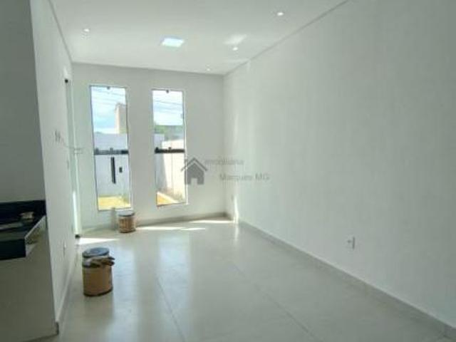 LINDA CASA EM MEIO LOTE, NO CENTRO DE SAO JOAQUIM DE BICAS, 03 QUARTOS, SUITE, 2 VAGAS, QUINTAL