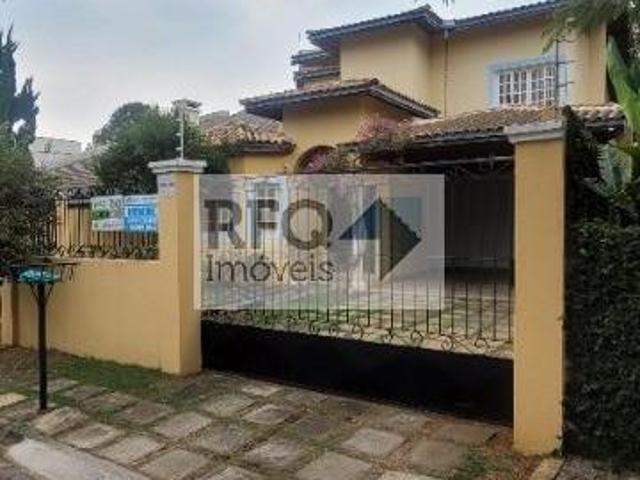 Linda casa em Atibaia com um salão bem agradável e um jardim com muitas árvores frutíferas!