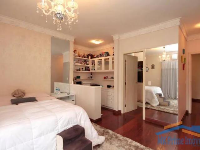 Linda Casa em Alphaville Charmosa e com Espaços Generosos!