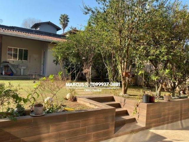 Linda casa em cond. fechado c/ 489m² de a/c e 720m² de terreno 3 suítes/ 3 vgs. FL23