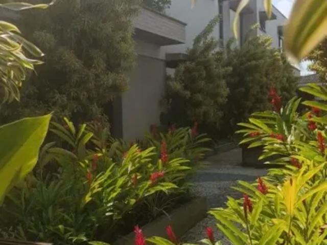 Linda casa, em condomínio, 5 vagas de garagem, piscina