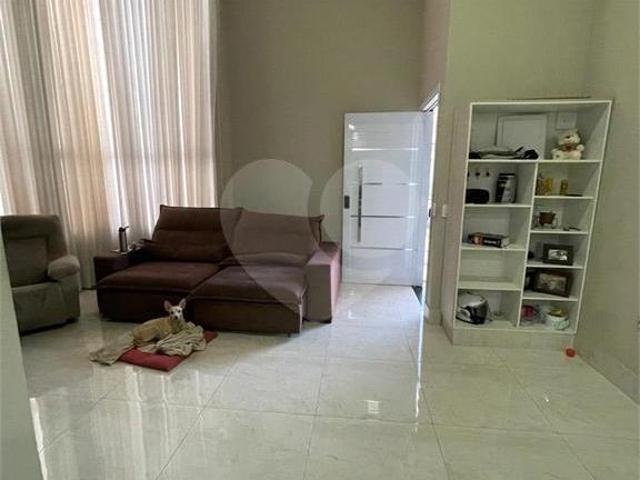 Linda casa em condomínio 3 suítes com piscina