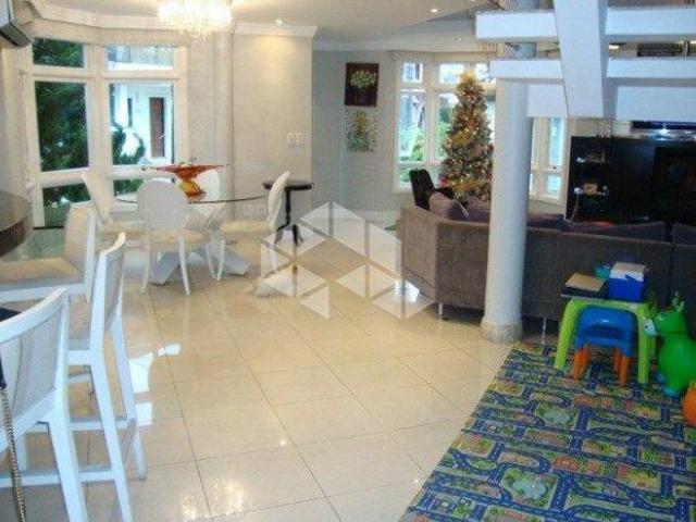 Bela casa em condomínio 04 suites, 207m² privativos com duas vagas lado a lado