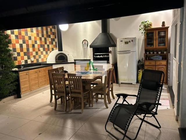 Linda casa em condomínio 228m² a venda com 4 dormitórios sendo 2 suítes e 3 vagas na Granja Julieta