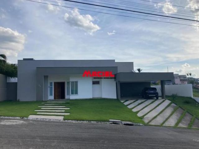 Linda casa em Condomínio