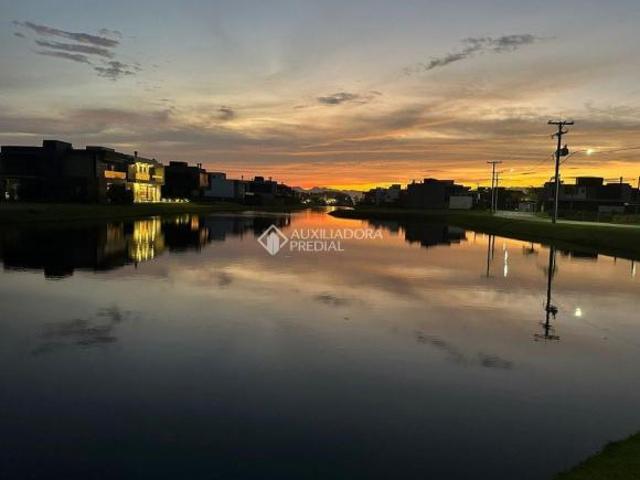 Linda casa em condomínio