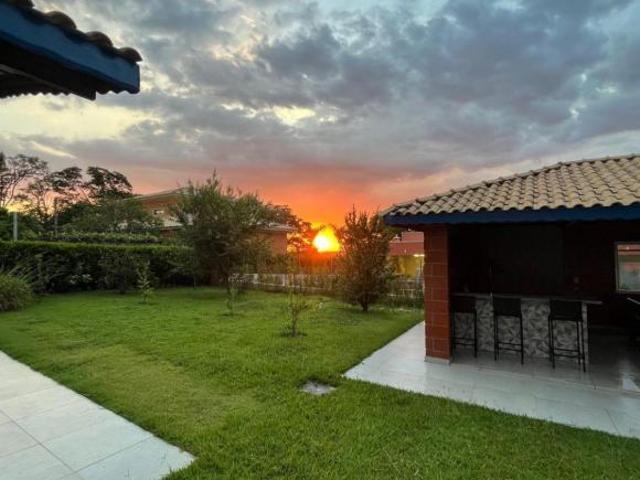 Linda casa em condomínio com amplo terreno, 3 suítes e piscina PORTEIRA FECHADA