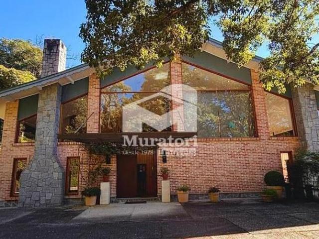Linda casa em Condomínio com área de preservação
