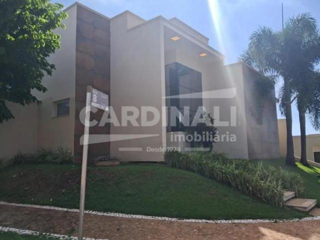 Linda casa em condomínio, com arquitetura única de esquina com acabamento de primeira qualidade