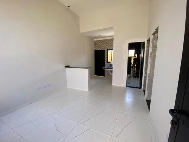 Linda casa em condomínio com belo acabamento