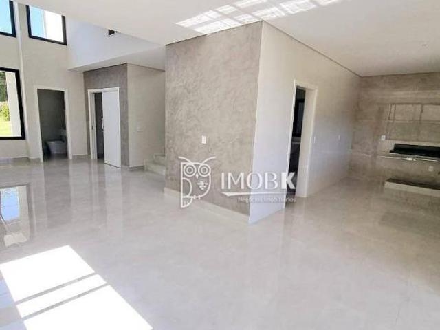 Linda casa em condominio com lago, 3 suites !