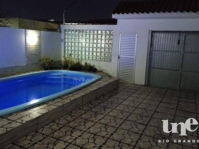 Linda casa em condomínio com piscina