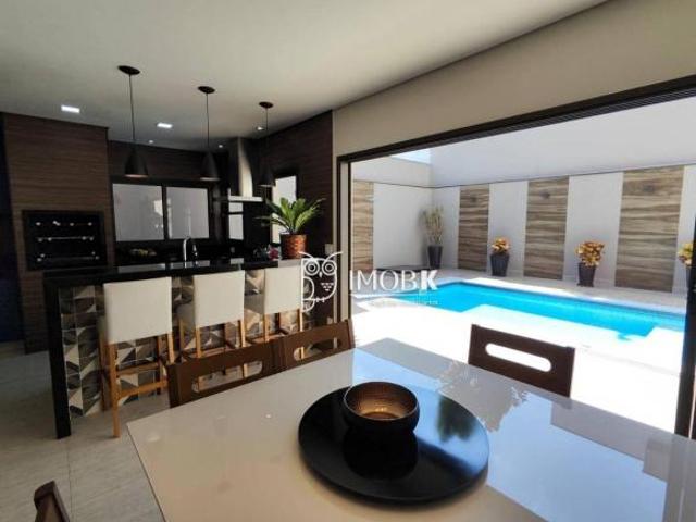 Linda Casa em condominio com Piscina Aquecida e Suíte Térrea — Conforto e Sofisticação em Cada Detal