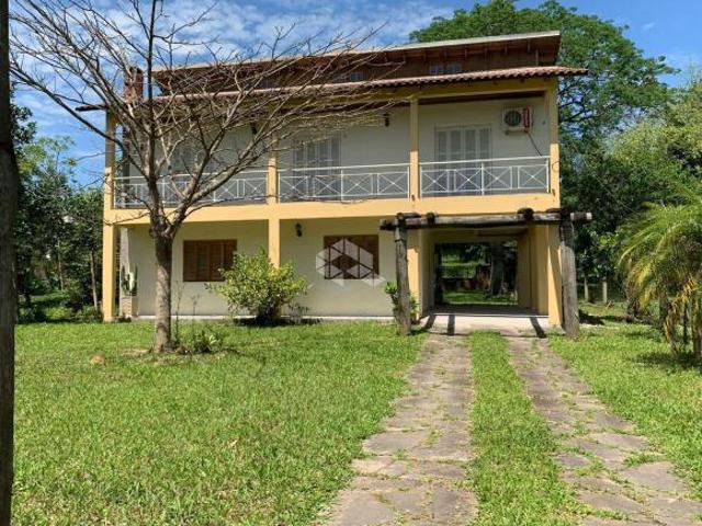 Linda casa em condomínio com terreno muito grande!