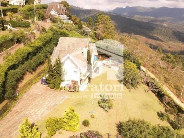 Linda casa em condomínio com vista exuberante