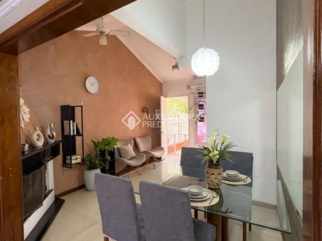 Linda casa em condomínio com 3 quartos à venda