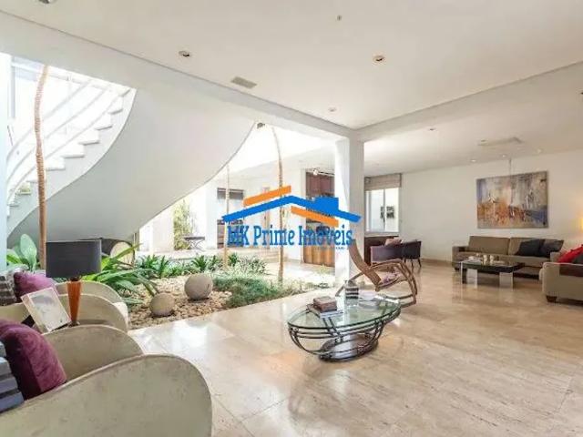 Linda Casa em Condomínio com 5 dorm. 4 suítes, 6 vagas, próx ao Brooklin!