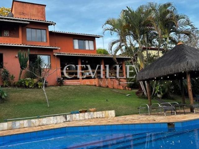 Linda casa em condomínio conforto, elegância