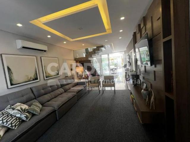 Linda casa em condomínio, acabamento impecável