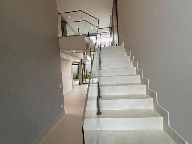 Linda Casa em Condominio de Alto Padrão a venda, com 300m, 4 dormitórios, no Santorini Club