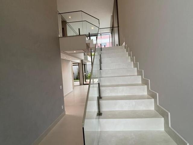 Linda Casa em Condominio de Alto Padrão a venda, com 300m, 4 dormitórios, no Santorini Club