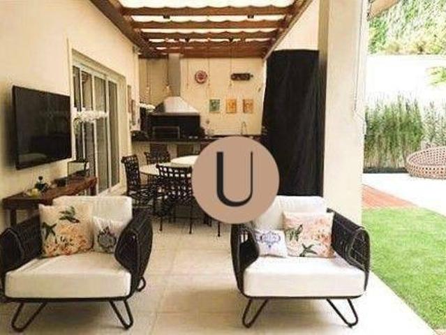 Linda casa em Condomínio fechado! 4 suítes! 5 vagas! Morumbi!