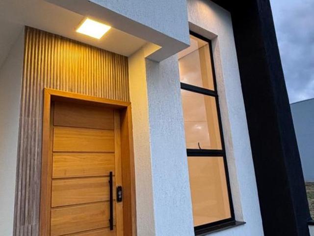 Linda casa em condomínio Fechado