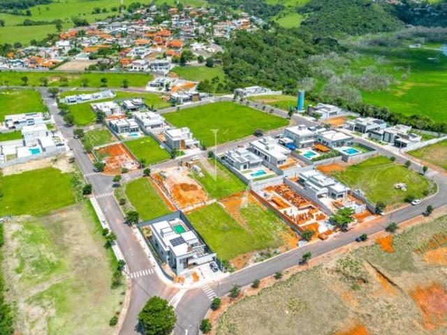Linda Casa em Condomínio Fechado !