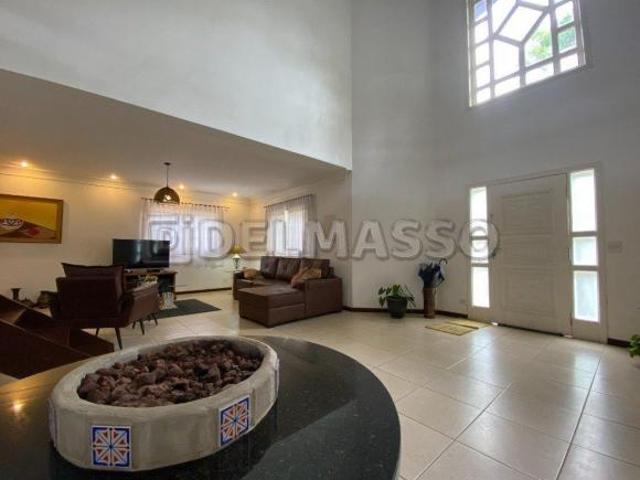Linda casa em condomínio fechado!