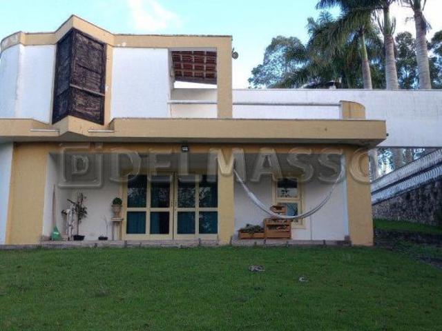 Linda casa em condomínio fechado!