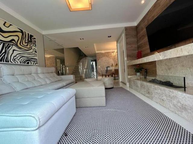 LINDA CASA EM CONDOMINIO FECHADO