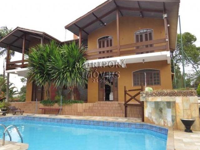 Linda casa em condomínio fechado à 12min. do centro