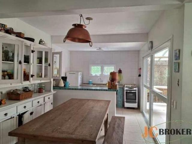 Linda casa em condomínio fechado com 140m² de área útil, 3 suítes, 2 vagas