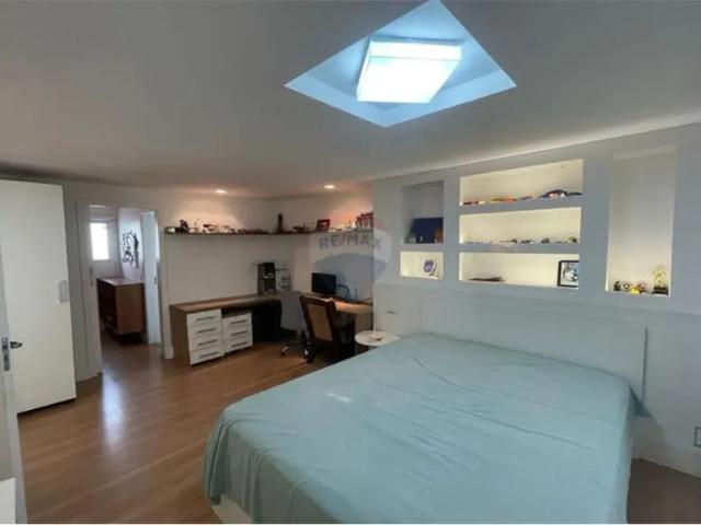 Linda casa em Condomínio fechado, com 5 quartos, sendo 3 suítes com closets, escritório, lavabo com