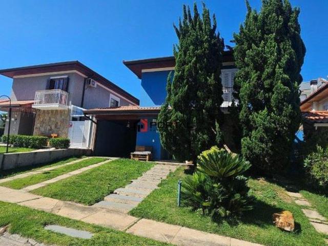 Linda casa em condomínio fechado com clube completo e portaria 24 horas!