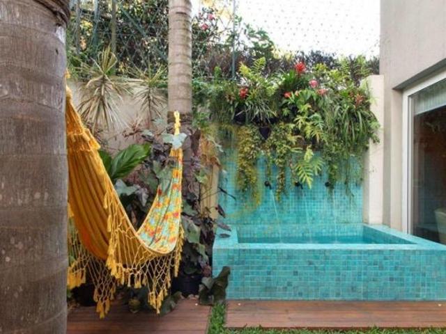 Linda casa em condomínio fechado, com espaço gourmet e um quintal convidativo localizado no Jardim C