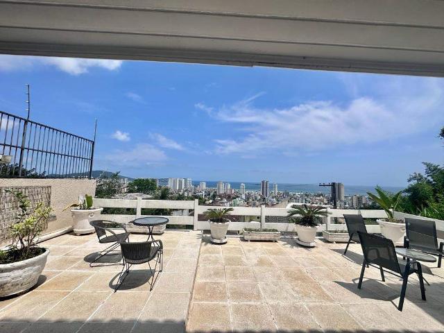 Linda casa em condomínio fechado com Vista para a praia da Enseada